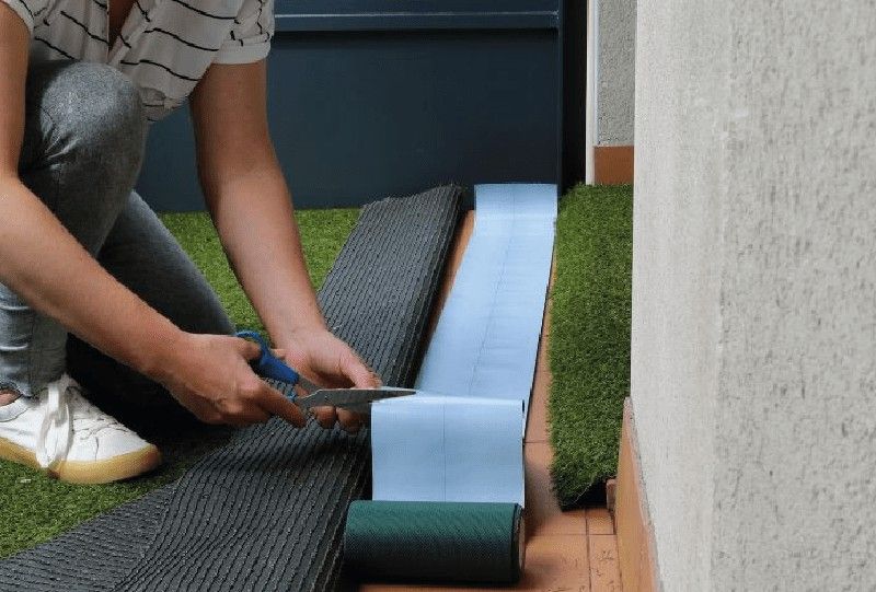 How to lay artificial grass on your terrace, patio or balcony ...